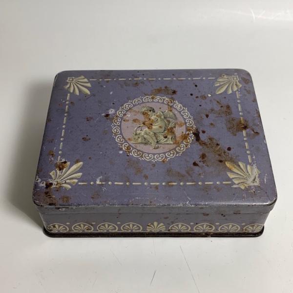 イギリスものです。状態は写真でご判断ください。H4cm W14cm D11cmほどの大きさです。#ヴィンテージ缶#インテリア小物入れ