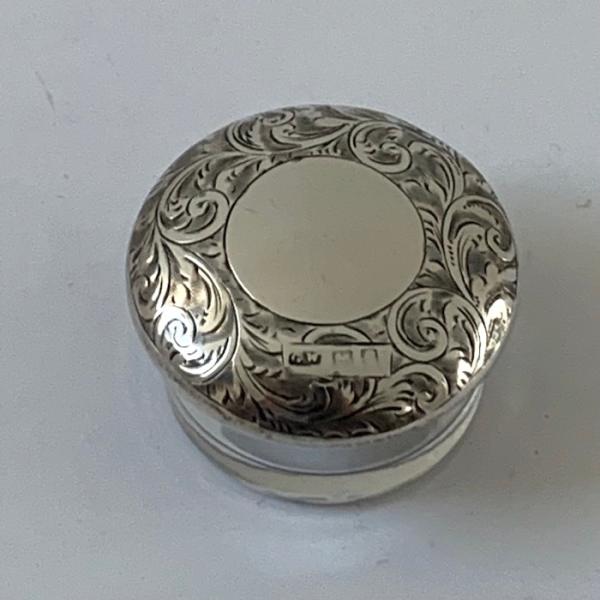 ロンドンにて購入のアンティークです。ロンドンのGeorge Wintle製のようですが、デイトレターが不鮮明なため年代が特定できていません。H16mm W40mmほどの大きさです。#アンティークガラス瓶#シルバートップ#GeorgeWintle