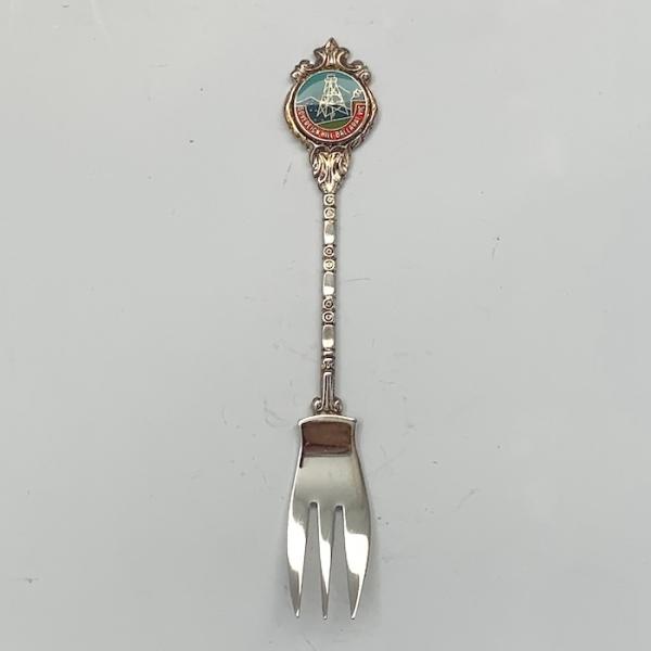 長さ約12cmです。オーストラリア、ビクトリア州のソブリンヒル・バララットの土産品です。E.P.A.I.の刻印あり、シルバープレートです。#スーベニアフォーク#スーベニアスプーン#Stuart#オーストラリアのフォーク