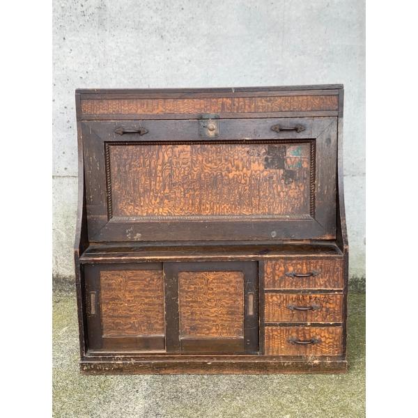 高さ的に畳の間に置かれていたのだと思います。デザインはヨーロッパです。インクの染みなどはたくさんありますがそれもストーリーを想像させてくれます。鍵はありません。 H69cm W64cm D32cmです。神奈川県、東京都内でしたら当方にて￥2...