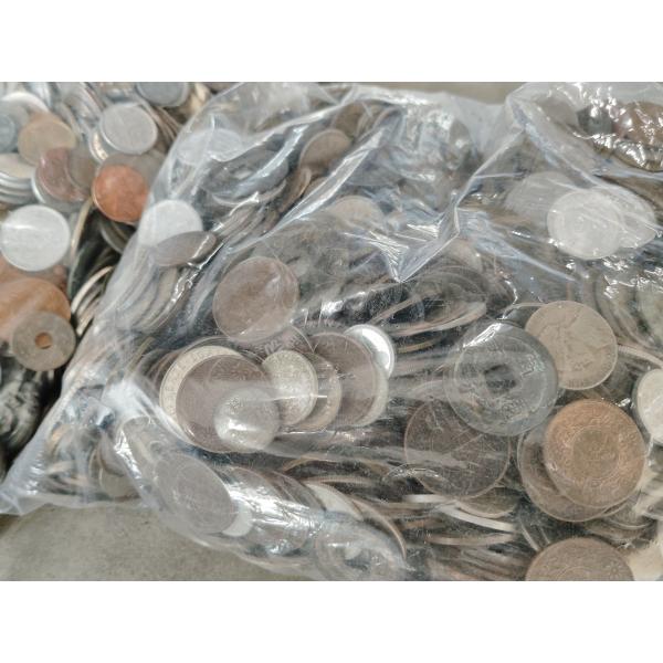 多様な選別済み古銭が２kg入った貨幣のまとめ売りセットです。（内容は日本・海外ランダムですが、割合的に日本多めです）枚数が多くランダム発送となりますため、お問い合わせいただいても、貨幣の詳細は分かりかねます。また、写真は見本品ですので実際お...
