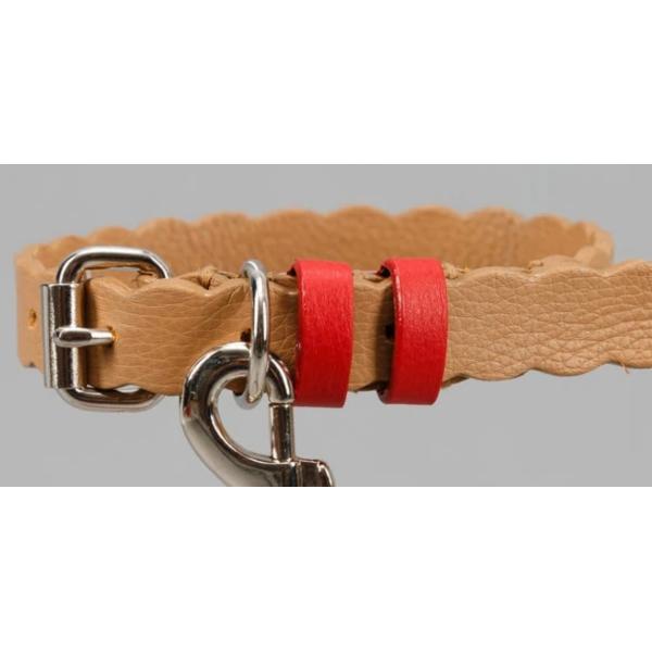 New Yorkで大人気のブランド、Ware of the dogから直輸入したワンちゃん用リードです。ベージュ X レッドのバイカラーの組み合わせがオシャレです！素材はフランス製牛皮ですSサイズ　小型犬 首周り25.5~35.5 センチ　...