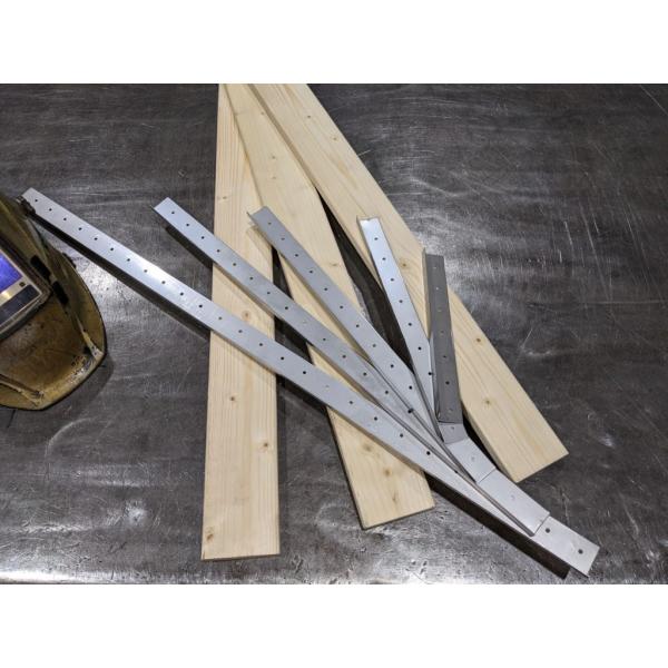 ステンレス製ステー金具です。DIY〜すのこ、塀、棚、仕切り〜などに是非ご利用ください！！長さは100mm〜1200mmからお選びいただけます。穴ピッチはΦ4.5mmが33.33ｍｍくらいの間隔です。（画像参照）※穴ピッチや穴位置を変更したい...