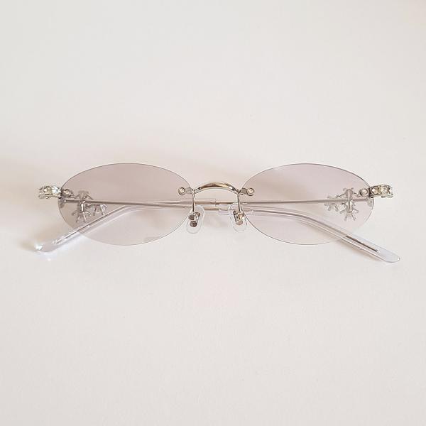 「Gentle Monster(ジェントルモンスター)」は 今話題の韓国のハウスアイウェア のブランドです。 様々なアーティストやブランドとのコラボレーションを通じて Gentle Monsterだけのクリエーティブなデザインと アイデンテ...