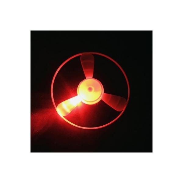 とばすと遠心力で光るヘリコプターです。下に向けて発射するとコマにもなります。サイズ（約）：円盤直径10cm　3色アソート※返品(返金・交換)対象外商品