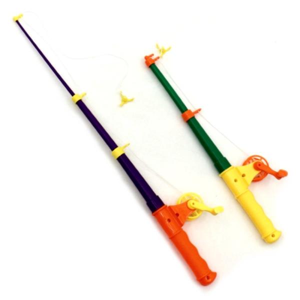 くるくる回してひっかけ釣りもマグネット釣りも両方楽しめる万能つりざおです。サイズ（約）：H465×W35×D65mm　2色アソート（色指定不可）※返品(返金・交換)対象外商品