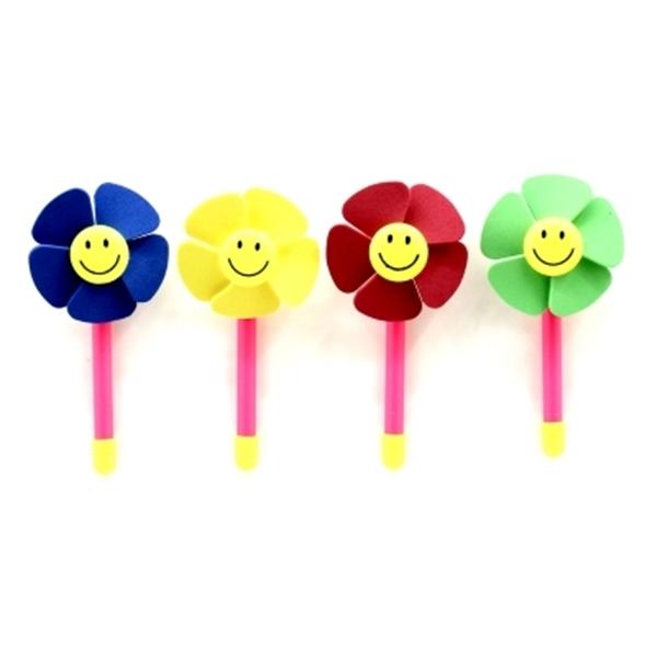 くるくるまわしてあそんじゃおーう！ニコニコフラワーかざぐるまです。ハネ部分がスポンジ素材なので、安全・安心なかざぐるまです。サイズ（約）：H150×W70×D35mm　4色アソート※返品(返金・交換)対象外商品