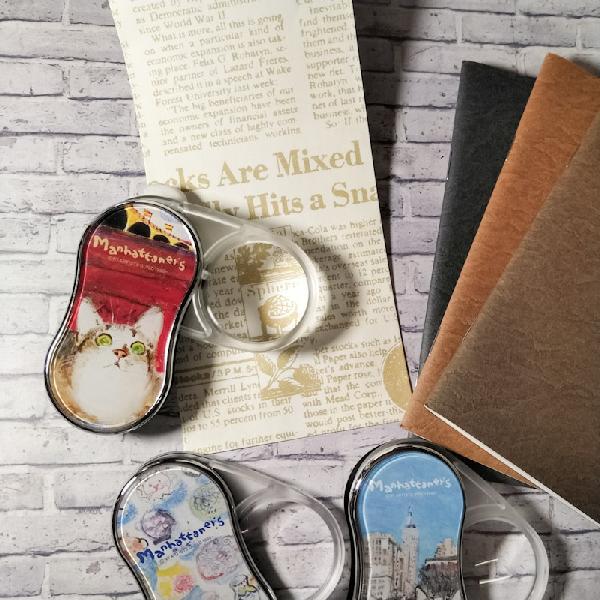 商品名:マンハッタナーズ スィングルーペ（LEDライト付き）柄：A「ミケランジェラ、闘牛場にふたたび」B「フリヒリアナの白い輝きに憩う愛猫たち」C「やっぱりニューヨークは最高だね」素材・仕様素材：アクリルサイズ：8ｃｍ×4.5ｃｍ×1.3ｃ...