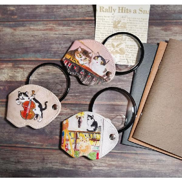 商品名:マンハッタナーズ ルーペ柄:A「猫演奏家」B「親切なご近所の店で」C「イーゼルを囲んで」素材・仕様サイズ：レンズ直径6.5ｃｍレンズ倍率2.5倍(小玉4倍)製造：日本特徴:マンハッタナーズシリーズのイラストがかわいい！！レンズを回転...