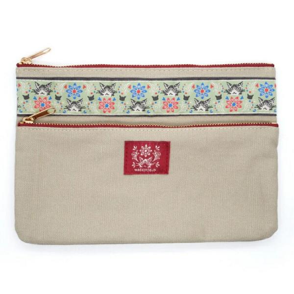 Ｂ６サイズの手帳が入るサイズ感。お財布はもちろん大きめのスマホも入ります。Wファスナーで使い勝手がいい。＊約140×205mm＊本体ファスナー開閉＊ファスナーポケット×1＊本体生地:綿100％＊内生地:ポリエステル100％＊テープ:ポリエス...