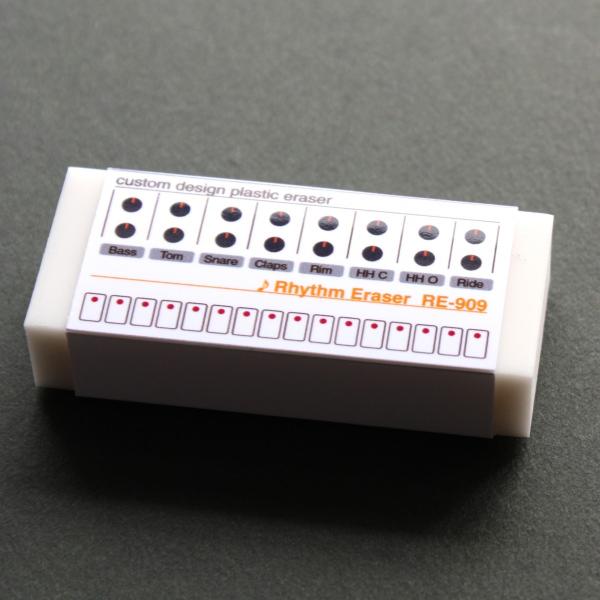 リズムマシンをモチーフにした消ゴムリズムイレーサー【RhythmEraser RE-909】です。白い消ゴムを使い名機909をイメージしました。硬質なキックとざらついたハットが聴こえてきそうです！飛び跳ねるリズムが浮かんできて仕事がはかどる...