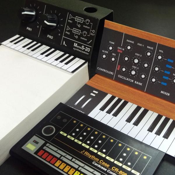 シンセサイザッカーで人気のMemoS-20・CR-808・mini letter 3点のギフトセットです。ギフト選びで迷ったらこちらがオススメです！通常価格￥4510のところギフトセットプライスの￥3960とお得になっています♪＜商品内容＞...