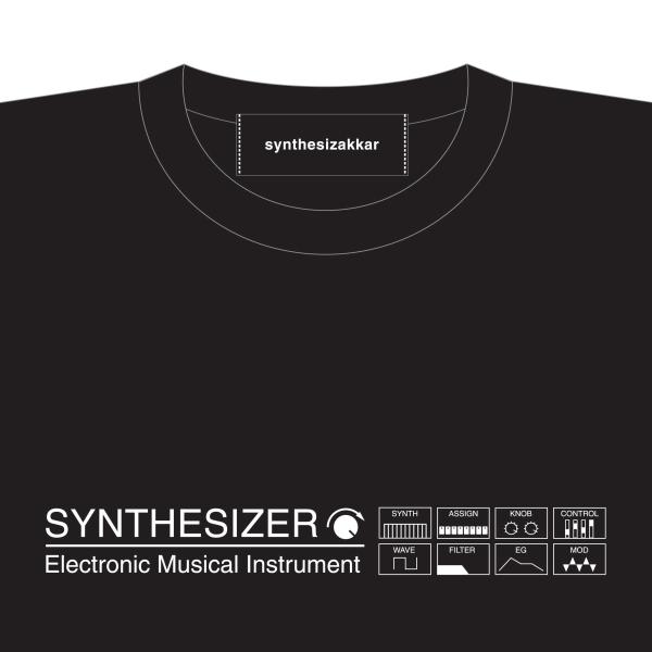 シンセサイザーデザインのTシャツSYNTHESIZER T-shirtです。普遍的な「SYNTHESIZER」のフォントにシンプルなツマミマークをデザイン。主張しすぎないシンプルなＴシャツに仕上げました。普段着はもちろん、ライブや野外フェス...