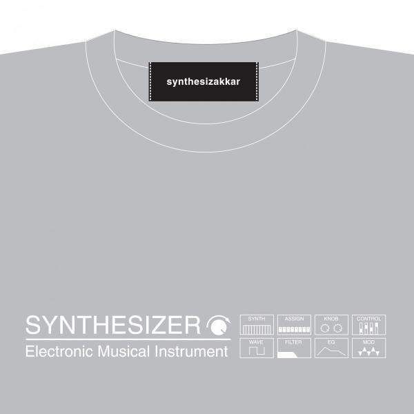シンセサイザーデザインのTシャツSYNTHESIZER T-shirtです。普遍的な「SYNTHESIZER」のフォントにシンプルなツマミマークをデザイン。主張しすぎないシンプルなＴシャツに仕上げました。普段着はもちろん、ライブや野外フェス...