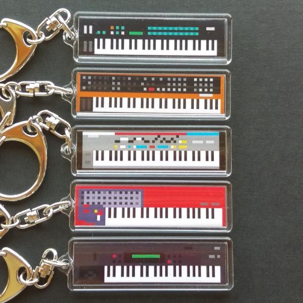 シンセサイザーをモチーフにしたアクリルキーホルダーです。こちらは5種のアソート5本セットです。どのシンセにしようか迷ってしまう方に向けたお得なセットです！通常の4本分価格ですので1本分が無料となりお得です。プレゼントにもいいですね。ドットを...