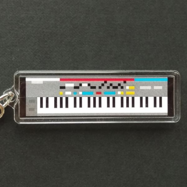 シンセサイザーをモチーフにしたアクリルキーホルダーです。ドットを使いアイコン風カッコかわいいキーホルダーに仕上げました。クリアで上質なアクリルにデザインシートを埋め込んでいます。表面がシンセアイコン、裏面がLCDキャラクタ液晶デザインとなっ...