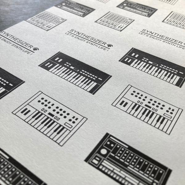 シンセサイザーデザインのシンセイラストレーションレターです。シンセサイザー、リズムマシン、ミキサーなどのイラストをちりばめたパターン絵柄です。さりげないデザインにメッセージ部分はオーソドックスな罫線を引いています。封筒は頑丈なマットブラック...