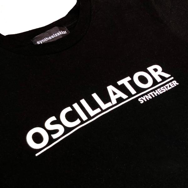 OSCILLATOR(オシレーター)をフューチャーしたTシャツです。＜オシレーターとは？＞シンセサイザーは音を出すために発振器を搭載しています。この発振器のことを「オシレーター」といいます。「オシレーター」をフューチャーしたちょっぴりマニア...