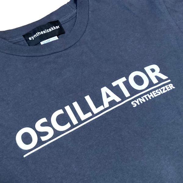 OSCILLATOR(オシレーター)をフューチャーしたTシャツです。＜オシレーターとは？＞シンセサイザーは音を出すために発振器を搭載しています。この発振器のことを「オシレーター」といいます。「オシレーター」をフューチャーしたちょっぴりマニア...