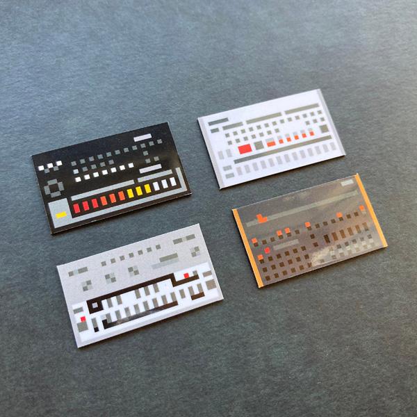 リズムマシンのドットデザインミニマグネットです。ドットでアイコン風にかわいく仕上げました。リズムマシン、ベースシンセをイメージした4種のセットです。冷蔵庫はもちろんオフィスのスチールロッカーにも。ミニサイズなのでちょっとした狭い場所にもくっ...