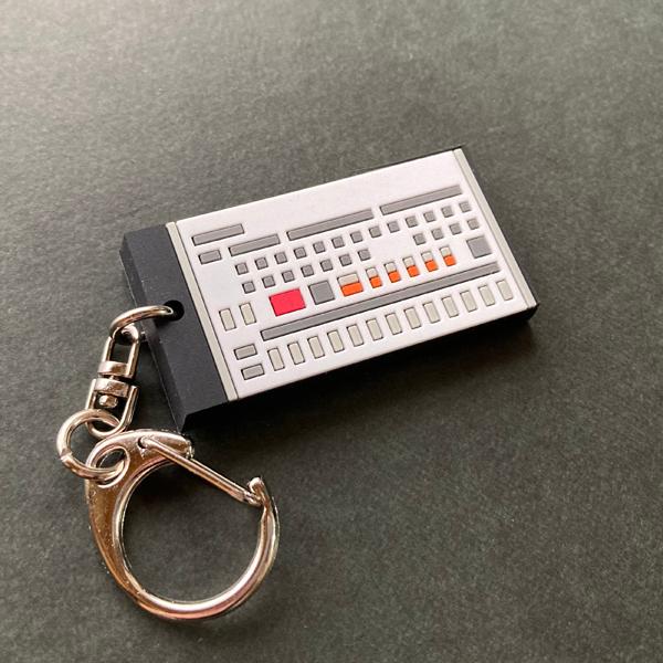 リズムマシン系のラバーキーホルダーです。ドット柄デザインのかわいいキーホルダーに仕上げました。ラバー特有の立体感がいい感じ。お気に入りのかばんやレッスンバッグ、楽器ケースにつけてもいいかもしれません。リズミックな毎日を♪＜リズムマシン　ラバ...