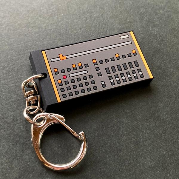 リズムマシン系のラバーキーホルダーです。ドット柄デザインのかわいいキーホルダーに仕上げました。ラバー特有の立体感がいい感じ。お気に入りのかばんやレッスンバッグ、楽器ケースにつけてもいいかもしれません。リズミックな毎日を♪＜リズムマシン　ラバ...