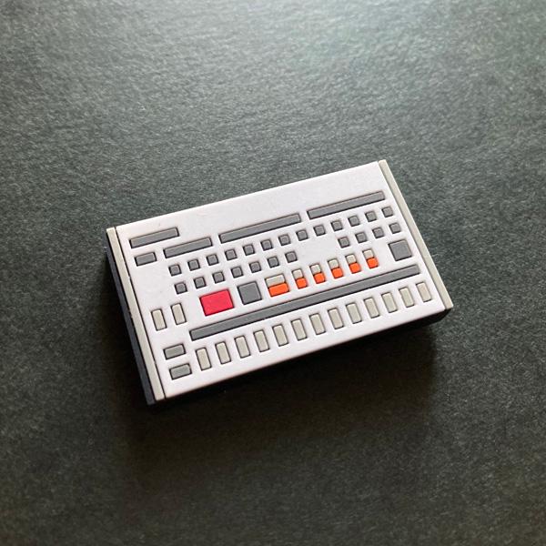 リズムマシン系のラバーマグネットです。ドット柄デザインのかわいいマグネットに仕上げました。ラバー特有の立体感がいい感じ。事務机やロッカーやホワイトボード冷蔵庫などスチール製のところに飾ってください。音楽好きへのギフトにもいいかも♪＜リズムマ...