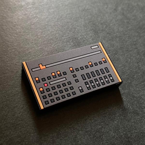 リズムマシン系のラバーマグネットです。ドット柄デザインのかわいいマグネットに仕上げました。ラバー特有の立体感がいい感じ。事務机やロッカーやホワイトボード冷蔵庫などスチール製のところに飾ってください。音楽好きへのギフトにもいいかも♪＜リズムマ...