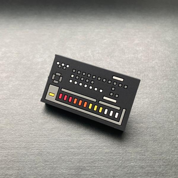 リズムマシン系のラバーピンバッジです。ドット柄デザインのかわいいピンバッジ。ラバー特有の立体感がいい感じです。バッグやぼうしにアクセサリーとして。シンセ好きへのギフトにもいいかもしれません♪＜リズムマシン　ラバーピンバッジ仕様＞本体：PVC...