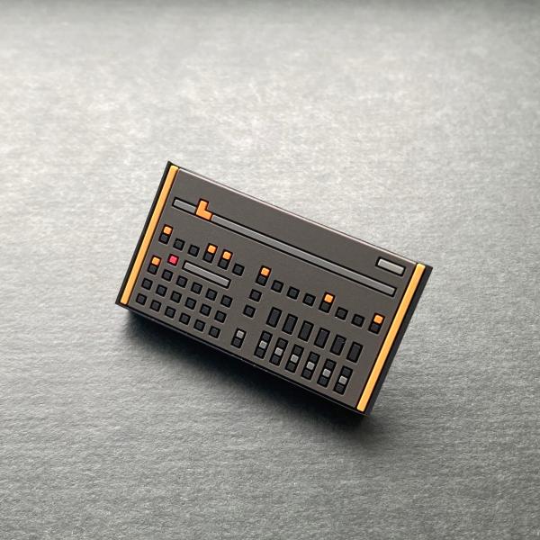 リズムマシン系のラバーピンバッジです。ドット柄デザインのかわいいピンバッジ。ラバー特有の立体感がいい感じです。バッグやぼうしにアクセサリーとして。シンセ好きへのギフトにもいいかもしれません♪＜リズムマシン　ラバーピンバッジ仕様＞本体：PVC...