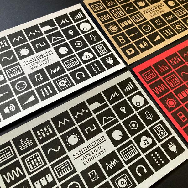シンセアイコンのポストカードです。シンセサイザー、リズムマシン、ミキサー、ツマミやフェーダーに波形、ＥＧ、ＬＦＯ、ＥＱ、モジュレーション、スイッチやＭＩＤIやターンテーブルなど、、、！シンセサイザー周辺関連をアイコンにしてちりばめました。音...