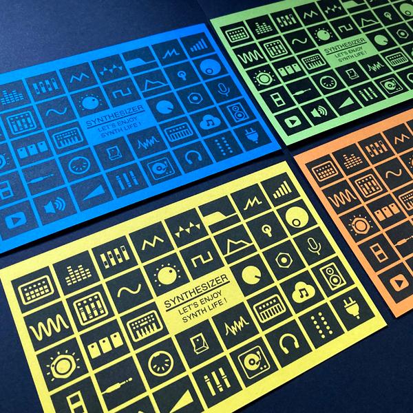 シンセアイコンのポストカードです。シンセサイザー、リズムマシン、ミキサー、ツマミやフェーダーに波形、ＥＧ、ＬＦＯ、ＥＱ、モジュレーション、スイッチやＭＩＤIやターンテーブルなど、、、！シンセサイザー周辺関連をアイコンにしてちりばめました。音...