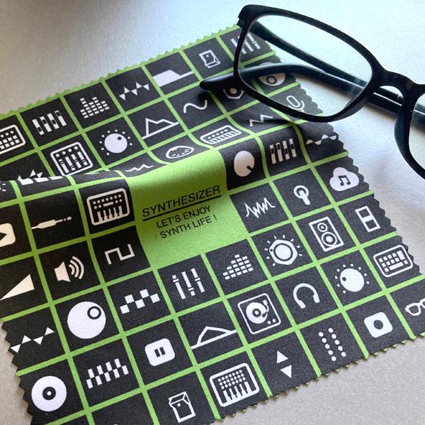 いつでもシンセなあなたへ。シンセサイザーアイコンデザインのメガネふきです。シンセサイザーやリズムマシン、ミキサー、ツマミやフェーダーに波形、ＥＧ、ＬＦＯ、ＥＱ、モジュレーション、スイッチやＭＩＤIやターンテーブルなどなど、、、シンセサイザー...