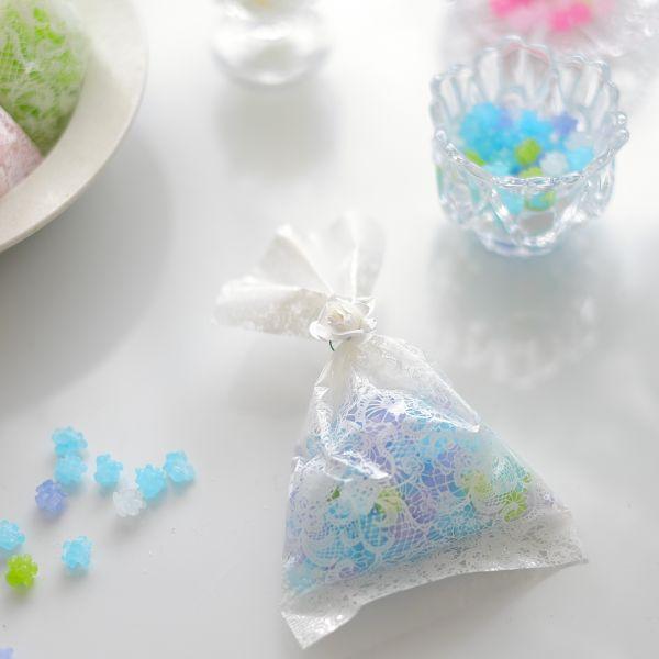 可愛らしいプチ袋に色とりどりの金平糖を詰め、ワンポイントとして白花を添えた「寿金平糖」が、装い新たにリニューアルしました。冠婚葬祭をはじめ、歓送迎会、卒業・入学など、さまざまな節目の贈り物としてご注文を多くいただいている人気商品です。手のひ...