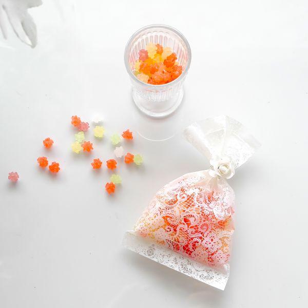 可愛らしいプチ袋に色とりどりの金平糖を詰め、ワンポイントとして白花を添えた「寿金平糖」が、装い新たにリニューアルしました。冠婚葬祭をはじめ、歓送迎会、卒業・入学など、さまざまな節目の贈り物としてご注文を多くいただいている人気商品です。手のひ...