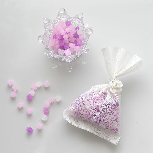 可愛らしいプチ袋に色とりどりの金平糖を詰め、ワンポイントとして白花を添えた「寿金平糖」が、装い新たにリニューアルしました。冠婚葬祭をはじめ、歓送迎会、卒業・入学など、さまざまな節目の贈り物としてご注文を多くいただいている人気商品です。手のひ...