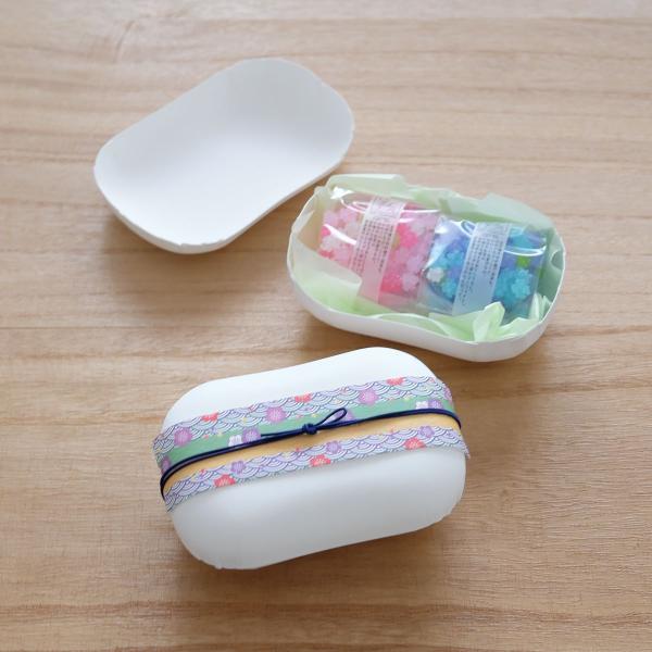 丸みのあるお椀型の紙箱に入った金平糖。開けるとカラフルな金平糖が。ブルーの忘れな草とピンクのさくら草の2種セット。色ごとに味がついています。ちょっとしたプレゼントにちょうどいい価格とサイズ感。※ご注文数量によってはお時間頂く場合がございます...