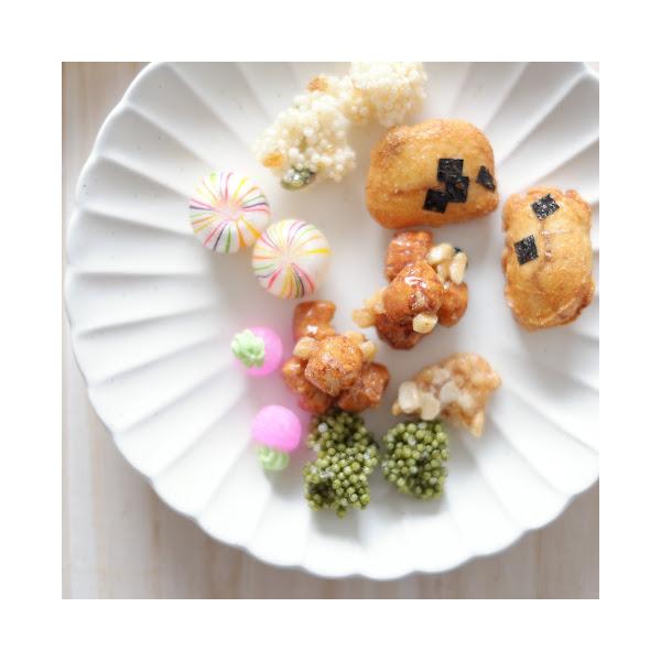 5種類のつくねに見た目も愛らしい砂糖菓子とてまり飴をミックスしました。甘いお菓子とあっさりとしたお菓子の両方を楽しんでいただける一品です。
