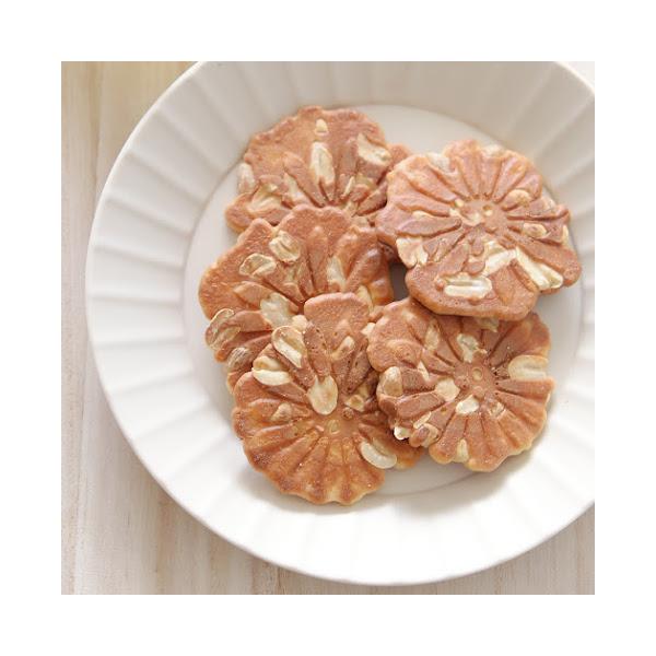 ※翌日発送を心がけておりますが、商品の入荷状況によって　商品の到着が遅れる場合がございます。　何卒ご了承頂けますようにどうぞよろしくお願い致します。感動するせんべい。パリッとした食感が特徴の菊型せんべいです。その秘密は生地の捏ね方にあります...