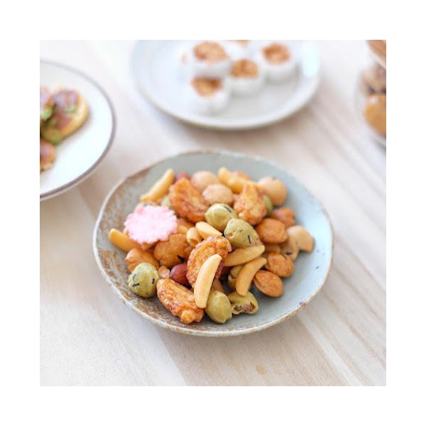 ※翌日発送を心がけておりますが、商品の入荷状況によって　商品の到着が遅れる場合がございます。　何卒ご了承頂けますようにどうぞよろしくお願い致します。ボリューム満点！7種の豆、えびせん、あられをいろどりよく集めた豆菓子です。たまにくるアーモン...