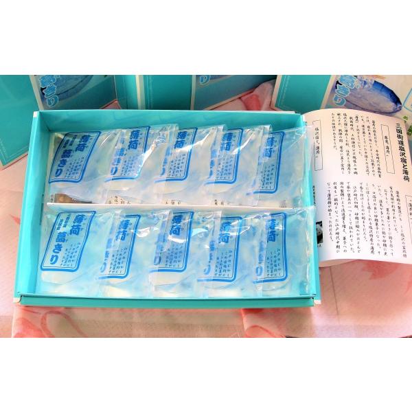 薄荷葛きり江戸より続く12代目青木條右衛門が、江戸の涼を再現した純和風のスイーツです。古文書をもとに再現された葛きりは、食べきりのミニパックサイズ。お土産にも贈り物にも最適です。三国街道塩沢宿とはっかの説明書き付き。シロップ入りですので、そ...