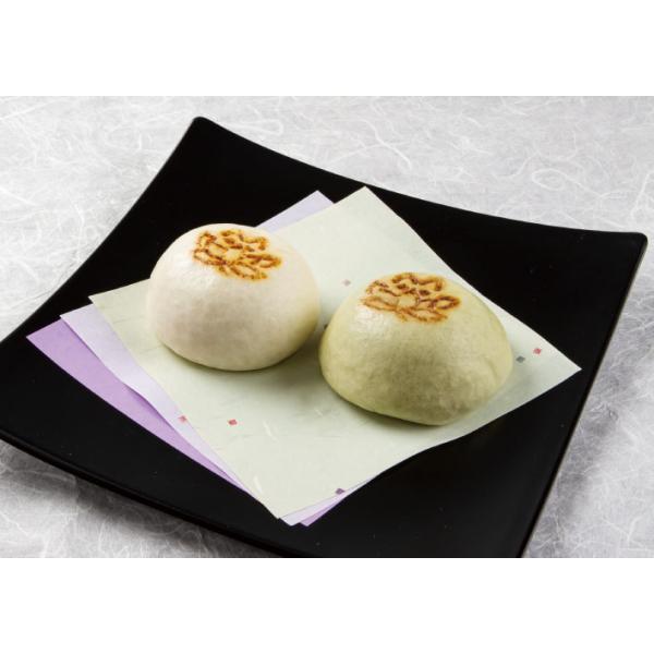 弔事用に定番の仏用饅頭です。1個約110ｇの腰高饅頭です。青と白のお饅頭には、「蓮の花」の焼き印を押しました。青は、つぶあん。白は、こしあんです。※個人・法人のご注文承ります。※大量注文の場合は、商品到着日の10日〜2週間前までにご注文をお...