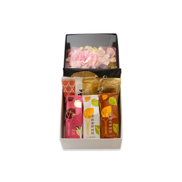 母の日におすすめ・アーティフィシャルフラワーとお菓子のギフト詰合せ。人気の東京ミニバーム「武蔵野日誌」他、人気のお菓子とアーティフィシャルフラワーのセットです。母の日専用掛紙＆母の日メッセージカード付きです。※2026年5月8日（金）到着〜...