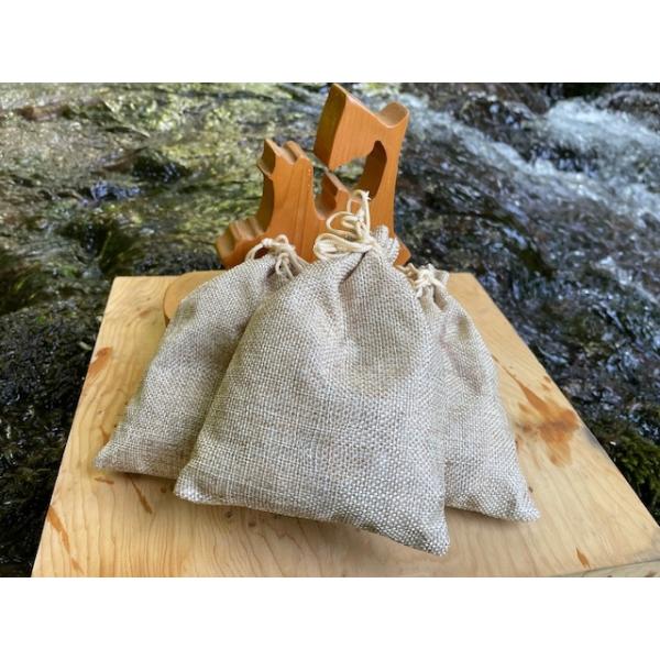 天然青森ひばチップサシェ 約70g入×3袋/厳選青森ひば原木使用防虫・消臭・芳香剤/カビ対策/虫除け/ウッドチップ/青森ひば精油/全国一律送料無料厳選した青森ひば原木を加工する際に発生する端材を小さくカット。青森ひばの香りがここちよいサシェ...