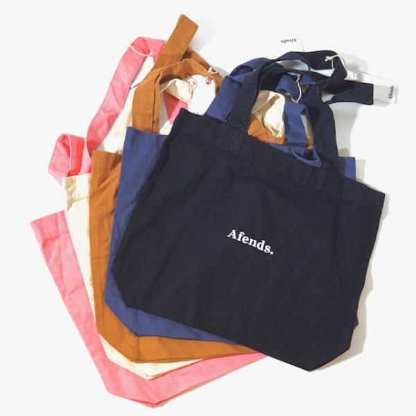 AFENDS  大人気Afendsのトートバッグの新作。ロゴのみのシンプルナデザインで、どんなファッションにも合わせやすく重宝します。オーガニックコットンを使用の地球に優しいトートバックマチがあるので収納力抜群◎サブバッグとしても、エコバッ...