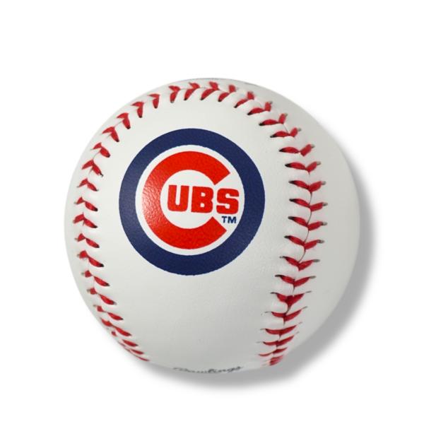 MLBシカゴ・カブス公式球は、野球ファンとコレクターにとって特別な価値を持つアイテムです。Rawlings社製の高品質レザーを使用し、伝統的な赤いステッチで丁寧に縫製されています。直径約7.3cm、重量約99gの公式規格サイズで、メジャーリ...