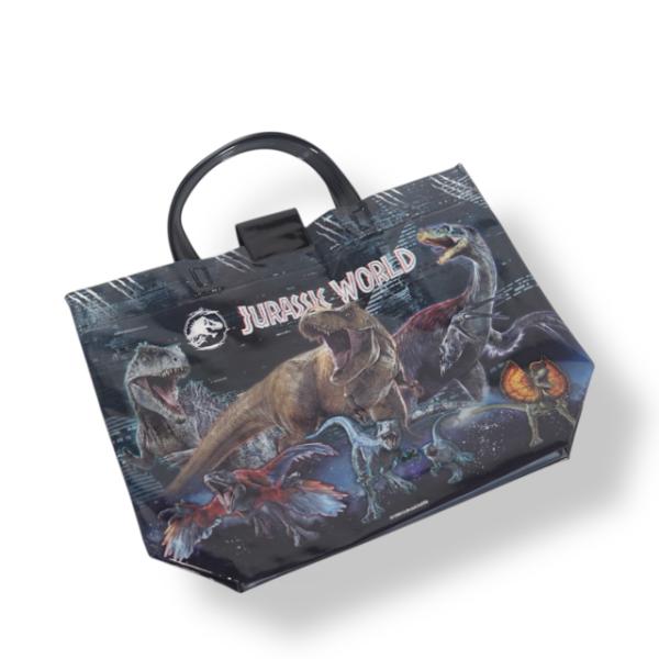 ジュラシックワールドのプールバッグです。保育園幼稚園のプールの時間はもちろん、学校の授業でも大活躍！スイミングスクールなどの習い事、お休みの日のプールや海にもおすすめのビニールバッグ。マチ付きで使いやすく、荷物の飛び出しを防ぐフラップ（フタ...