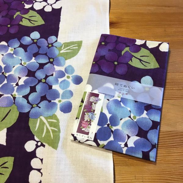 絵手ぬぐい「あじさい重ね/濱文様」（初夏・夏・季節・紫陽花・あじさい）紫陽花を愛でる。てぬぐいタペストリーにもいいですね。濱文様/手捺染サイズ 約長さ90cm×幅34cm布の伸縮により、多少の誤差があります。素材　綿100%　日本製・てぬぐ...