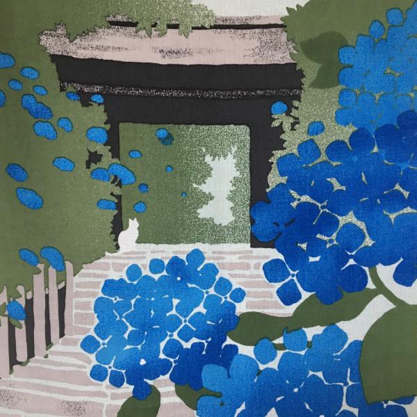 絵手ぬぐい「あじさい物語/濱文様」（初夏・夏・季節・紫陽花・あじさい）あじさいが咲く階段を登り門へ、物語が始まる紫陽花、グラデーションも美しい。てぬぐいタペストリーにもいいですね。濱文様/手捺染サイズ 約長さ90cm×幅34cm布の伸縮によ...