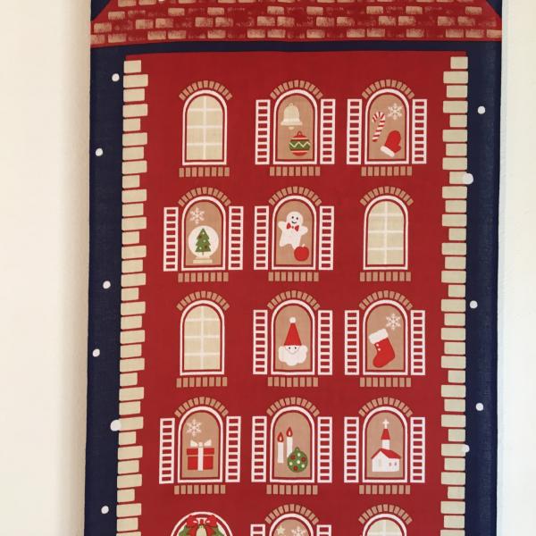 絵手ぬぐい「クリスマスイブ/濱文様」（冬・季節・クリスマス・サンタクロース・クリスマスツリー）灯りが灯るクリスマスイブの窓辺。てぬぐいタペストリーにもいいですね。濱文様/手捺染サイズ 約長さ90cm×幅34cm布の伸縮により、多少の誤差があ...